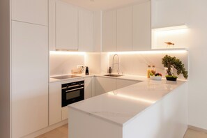 Apartamento de Luxo, 2 quartos, varanda, Vista para a cidade (Apartment Blees) | Cozinha privada | Um frigorífico/congelador grande, um micro-ondas, um forno 