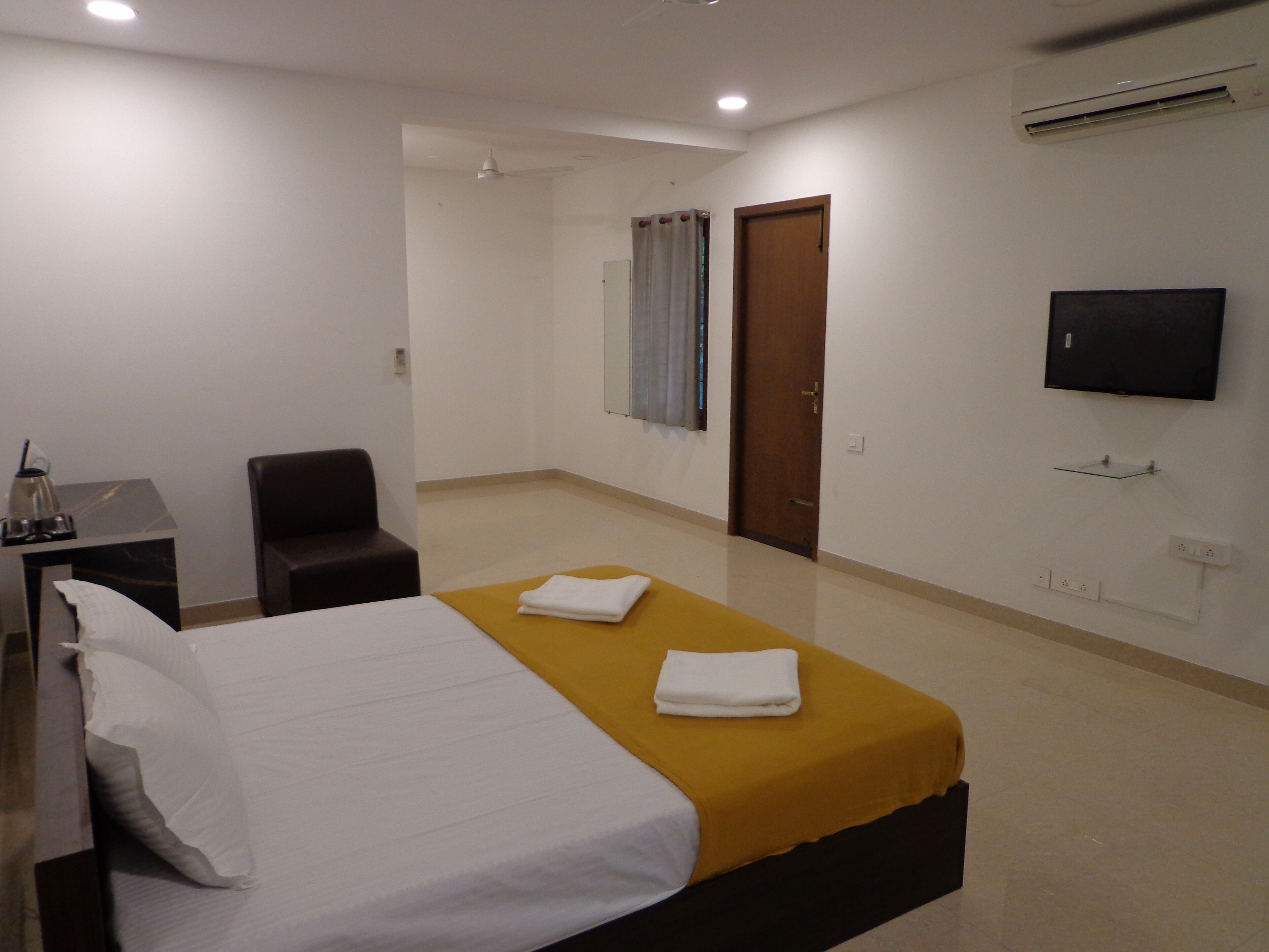 The Blues Hospitality   Porur Gardens King Room - Chennai