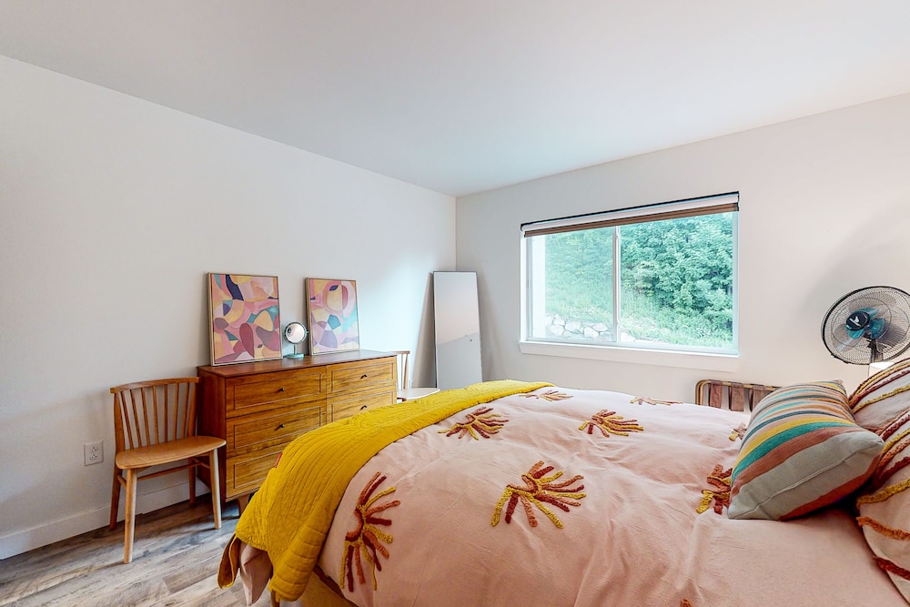 Stylish Ski-in/out Condo With Fireplace And Resort Pool Access - Vermont