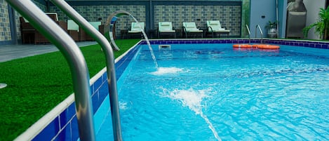 Piscina exterior, espreguiçadeiras