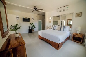 Quarto triplo luxo | Edredons de pluma, camas com colchões pillow-top, cofres nos quartos