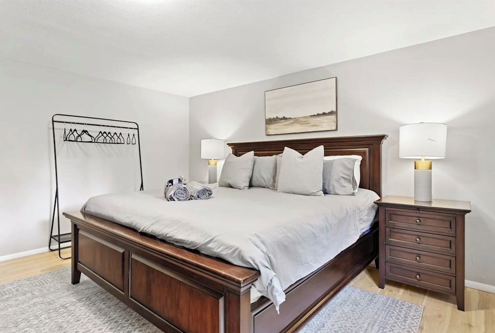Lovely 4br On A Park With Gym + Game Room + Theater Room + Jogging Trails - Centennial, CO