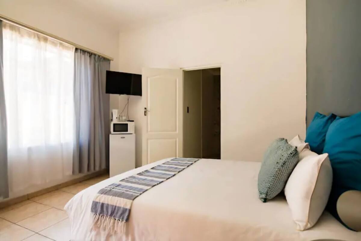 Quarto básico | Individualmente decorados, individualmente mobiliados, roupa de cama