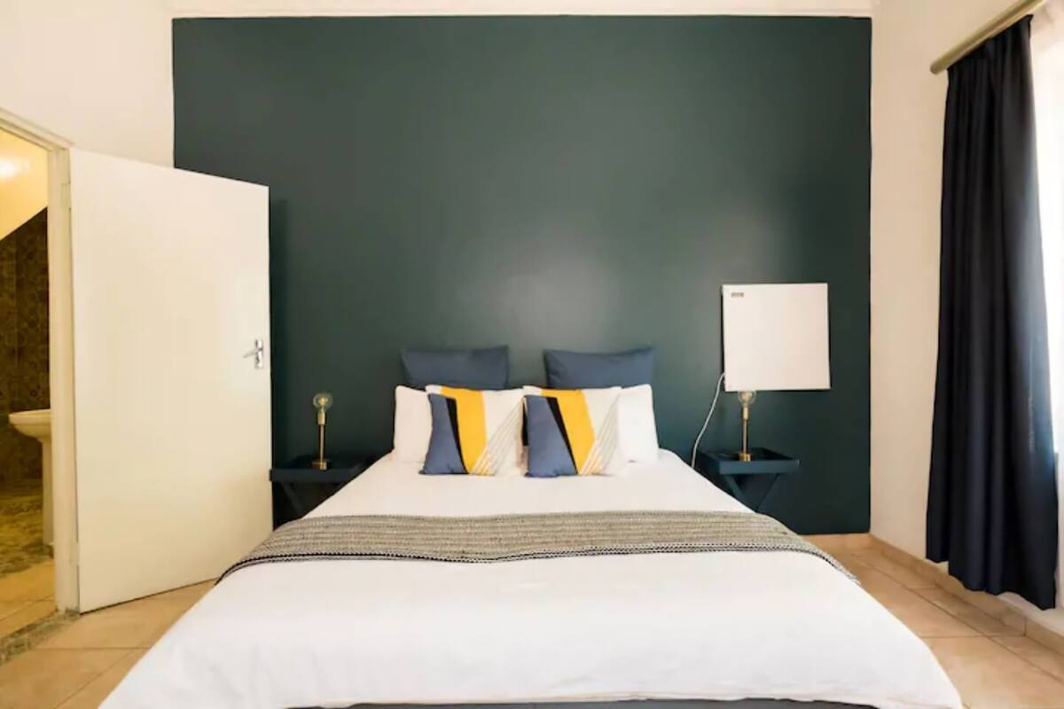 Quarto básico | Individualmente decorados, individualmente mobiliados, roupa de cama