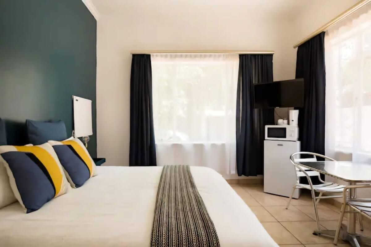 Quarto básico | Área de estar | TV LCD