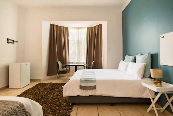 Quarto casal básico | Individualmente decorados, individualmente mobiliados, roupa de cama