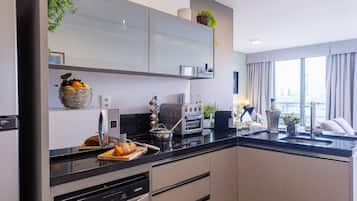 Apartamento | Cozinha privada | Um frigorífico, um micro-ondas, um forno, uma placa de cozinha