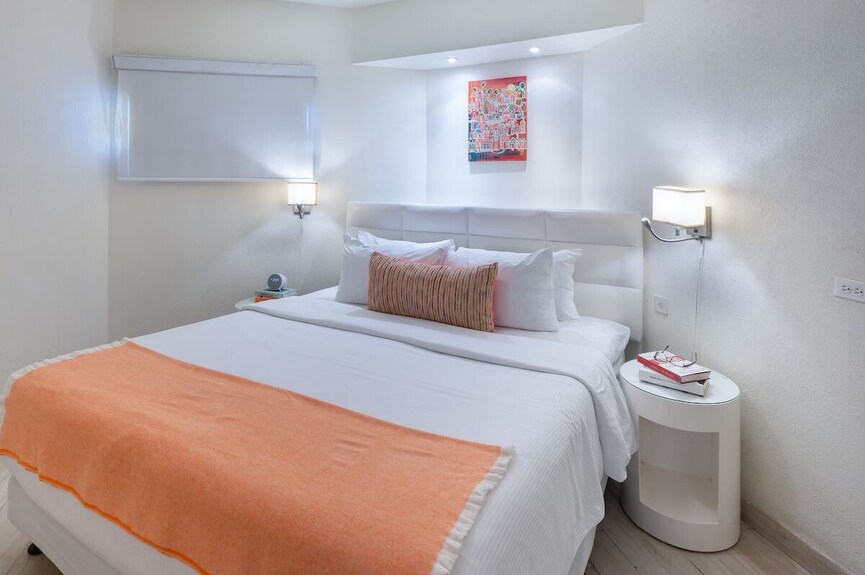 Explore Rockley Beach! Free Breakfast, Wi-fi And Beach Sunbeds, Swimming Pool! - Barbados