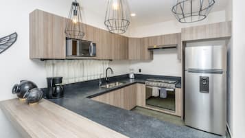 Casa Deluxe | Cozinha privada | Um frigorífico/congelador grande, um micro-ondas, um forno