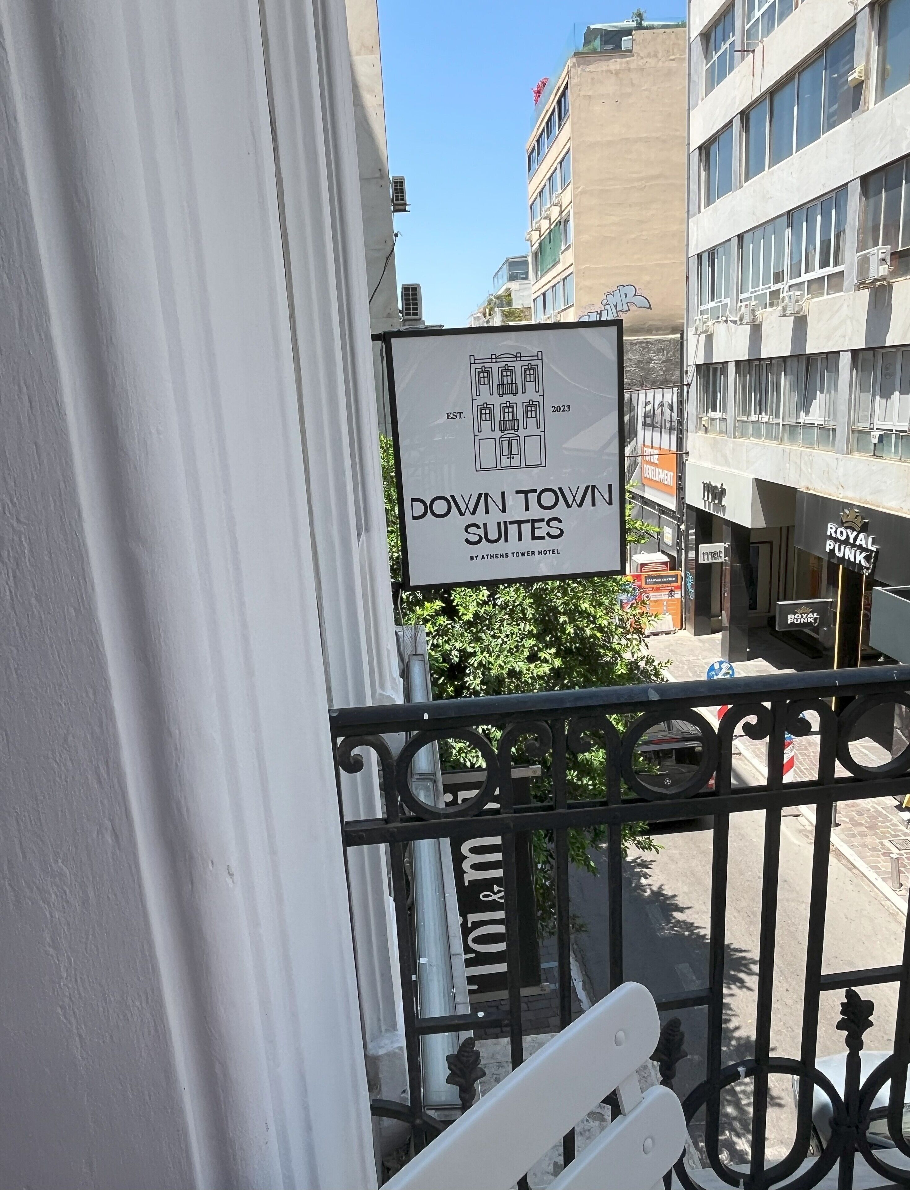 Placa para o Down Town Suites by Athens Tower Hotel, indicando um edifício com vários andares e estilo arquitetônico moderno.