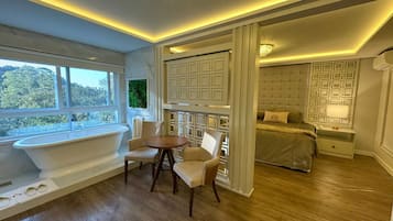 Suíte superior | 1 quarto, frigobar, cofres nos quartos, berços grátis