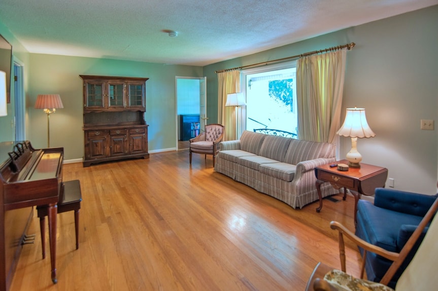 Charming Lakeview Retreat - Jasper, TN