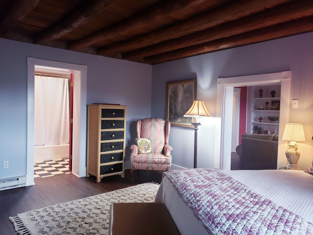 The Red Pump Inn~est. 1812, One Bedroom Farmhouse - Ohio