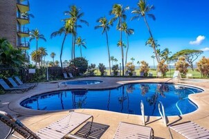 Piscina exterior, guarda-sóis, espreguiçadeiras 