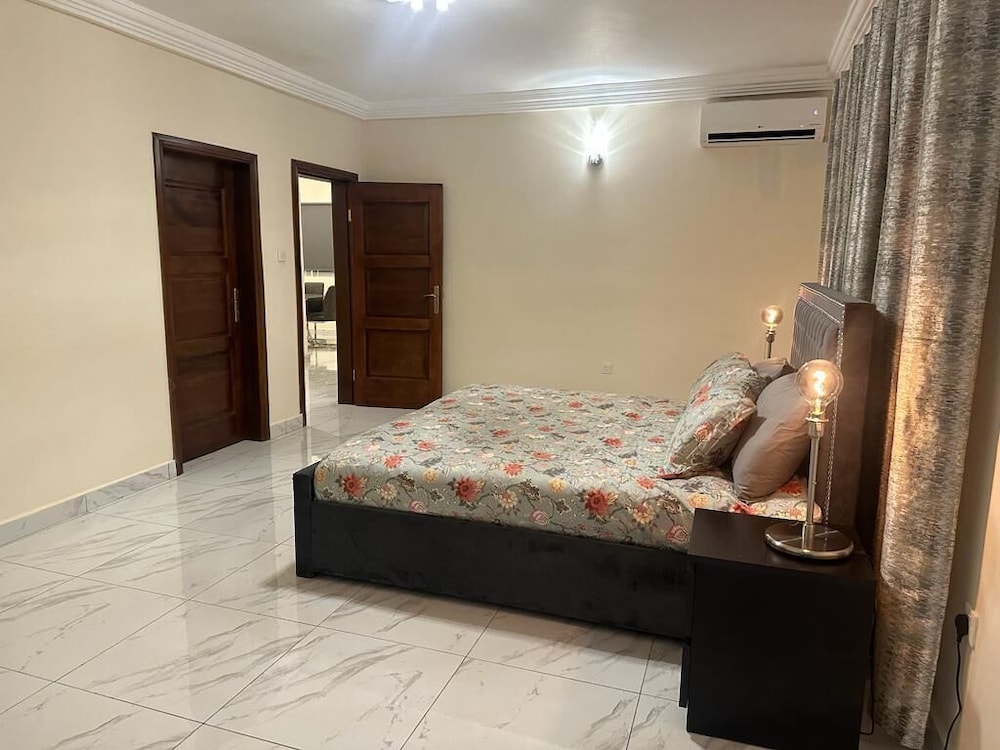 After 5 Apartment 2, 3 Spacious En-suite Bedrooms - Freetown