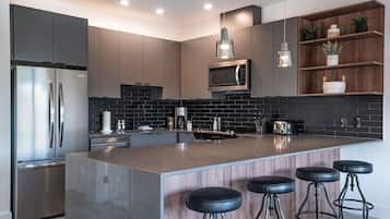 Condo | Cozinha privada | Geladeira grande, micro-ondas, fogão, cooktop