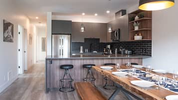 Condo | Cozinha privada | Geladeira grande, micro-ondas, fogão, cooktop