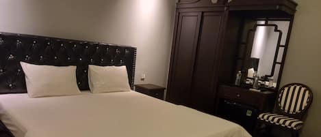 Quarto casal ou duplo standard | Cortinas blackout, Wi-Fi de cortesia