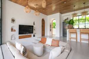 Vila, 2 quartos | Sala de estar | Smart TV