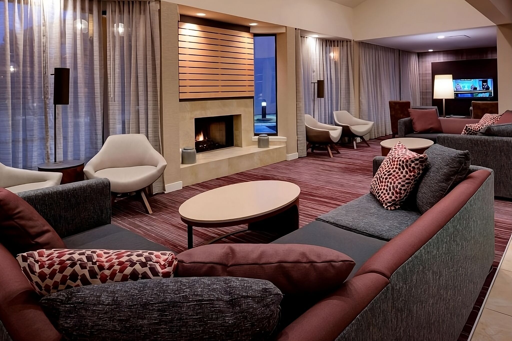 Shopping And Dining In Downtown Kansas City! Free Parking, Swimming Pool! - Kansas City, MO