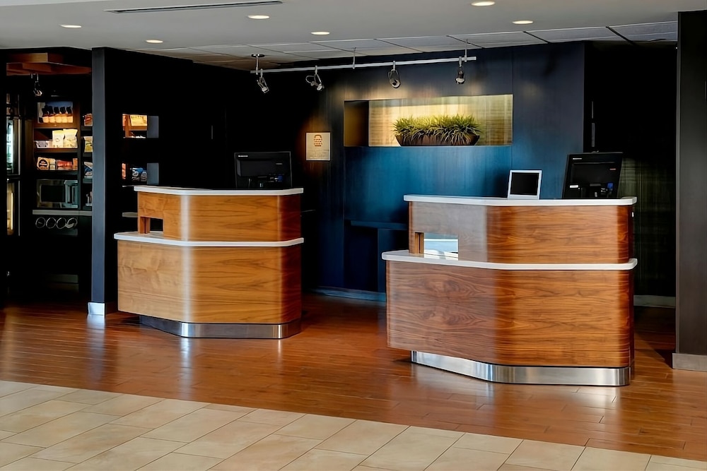 Shopping And Dining In Downtown Kansas City! Free Parking, Swimming Pool! - Overland Park, KS