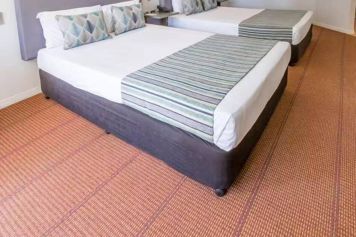 Escrivaninha, cortinas blackout, ferros/tábuas de passar roupa