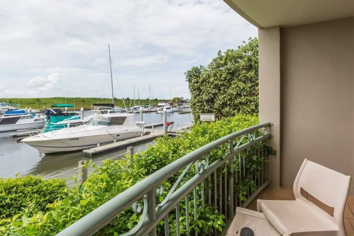 Escrivaninha, cortinas blackout, ferros/tábuas de passar roupa