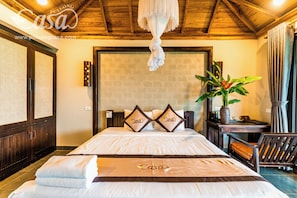 Suite, 1 cama king-size, varanda, vista para a piscina | Roupa hipoalergénica, secretária 
