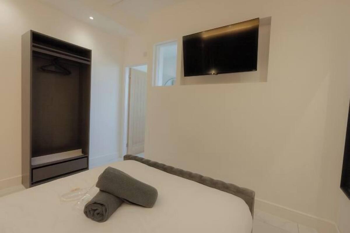 Camas de colchão viscoelástico, secretária, ferro/tábua de engomar