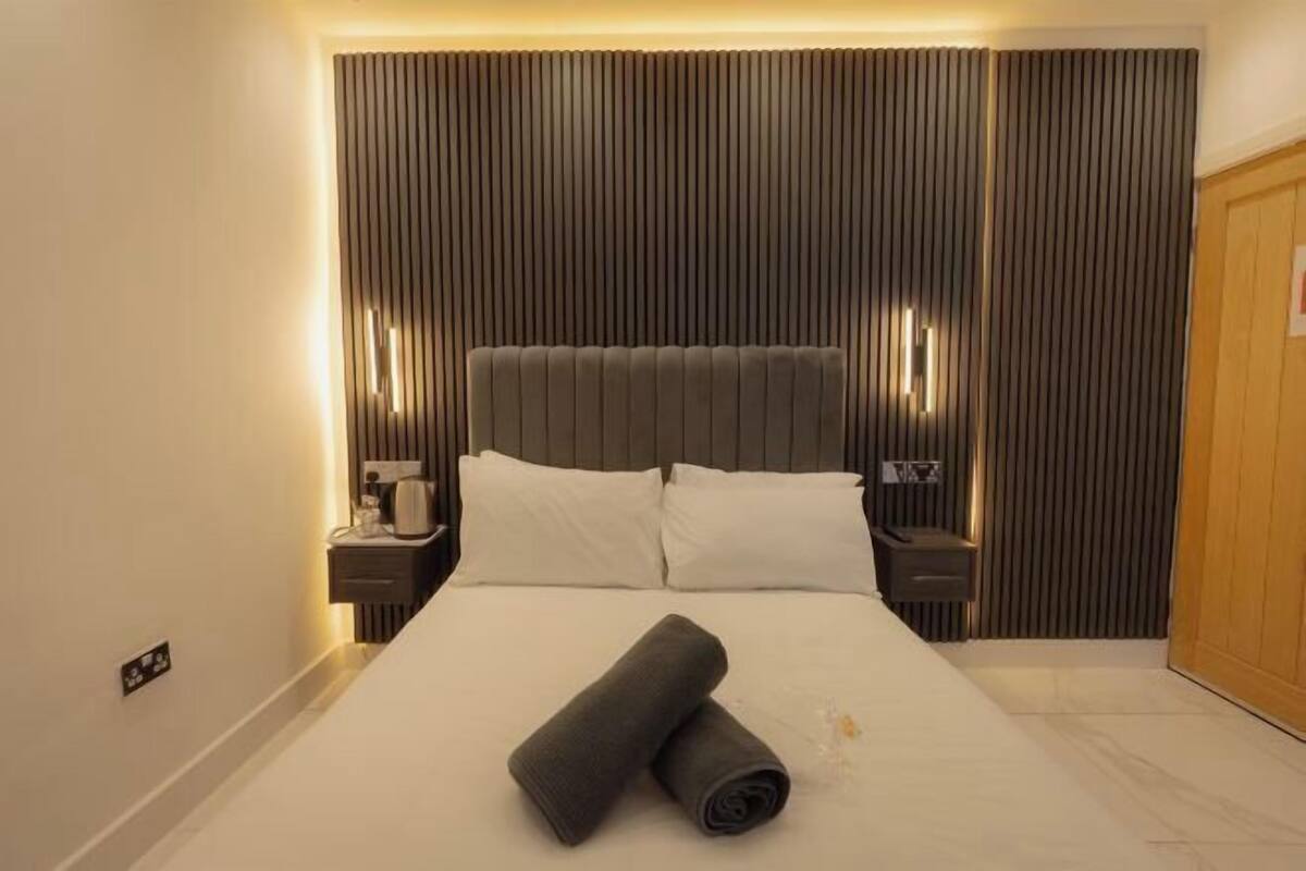 Camas de colchão viscoelástico, secretária, ferro/tábua de engomar