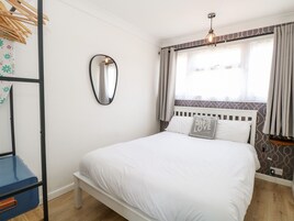 2 quartos, individualmente decorados, individualmente mobiliados