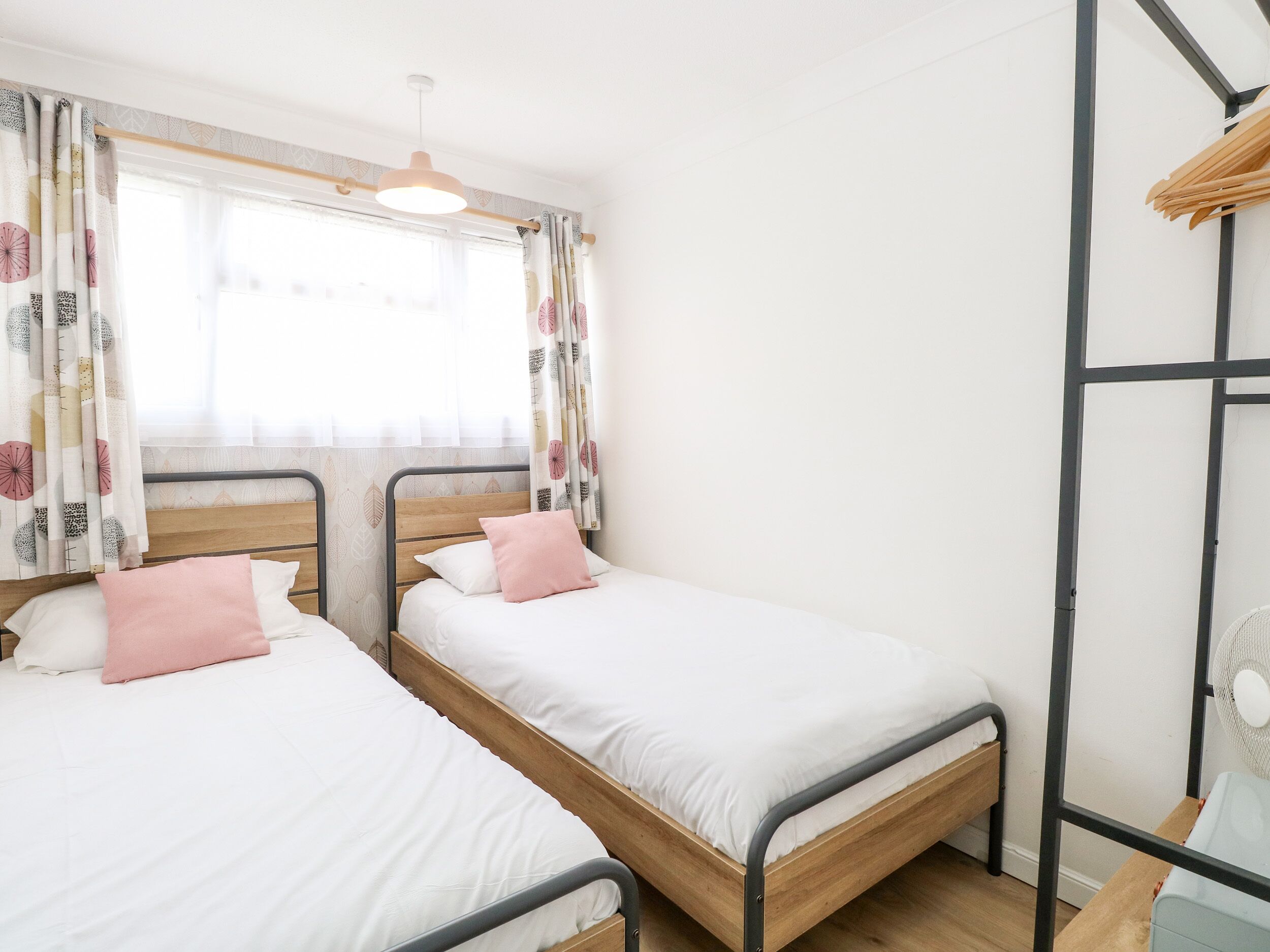 2 quartos, com decoração personalizada, com mobília individualizada 