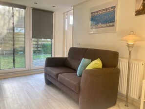 Bungalow, 4 quartos, pátio, vista para o jardim | Sala de estar