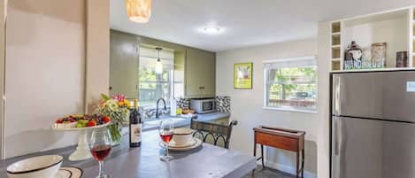 Casa de campo, 1 cama Queen, varanda (413 W San - Tristian) | Cozinha privada | Cafeteira/chaleira