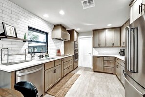 Casa, várias camas, banheira de hidromassagem grande (1034 S Eagle St) | Cozinha privada | Uma cafeteira/bule 