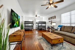 Casa, várias camas, varanda | Área de estar | TV