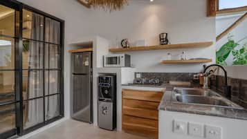 Vila básica, várias camas | Cozinha privada | Geladeira, micro-ondas, cooktop, torradeira