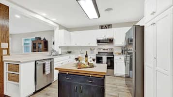 Casa, várias camas, banheira de hidromassagem grande (1203 Crenwelge Dr) | Cozinha privada | Uma cafeteira/bule