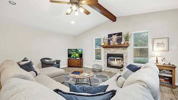 Casa, várias camas, banheira de hidromassagem grande (1203 Crenwelge Dr) | Sala de estar