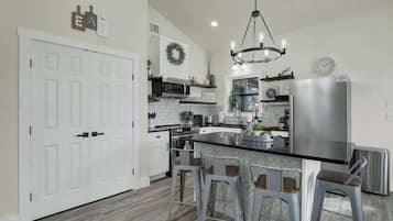 Casa, várias camas, banheira de hidromassagem grande (3630 Reeh Rd) | Cozinha privada | Um frigorífico, um micro-ondas, um forno, uma placa de cozinha