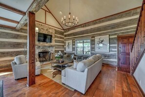 Cabana, várias camas, banheira de imersão, vista para a montanha (315 Deer Rd) | Parte interna