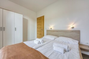 Apartamento Familiar, 2 quartos, junto à montanha (Villa Roma Portorose - 2 Terrace) | 2 quartos, secretária adequada para computadores portáteis 