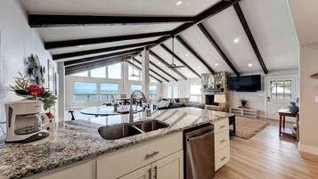 Casa, várias camas, banheira de imersão | Cozinha privada | Geladeira, micro-ondas, fogão, cooktop