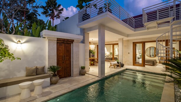 Uma casa moderna com piscina, varanda e escadaria.