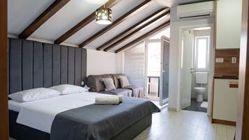 Estúdio exclusivo, 1 cama Queen, acesso à piscina, vista para o pátio | 1 quarto, individualmente decorados, individualmente mobiliados