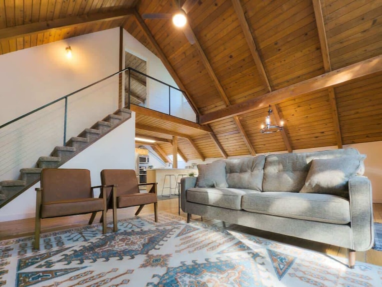 Bird Creek Chalet - 1 Mile From Salmon Fishing! - Alaska