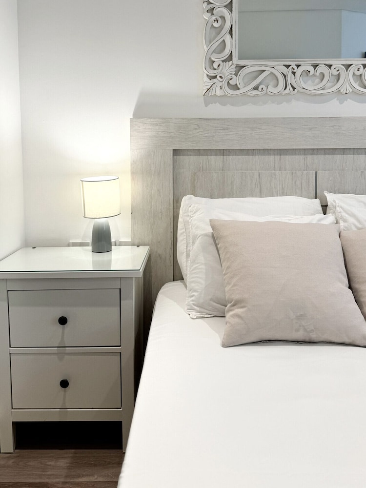 Delightful City Centre Studio. Grand Central House - Gibraltar