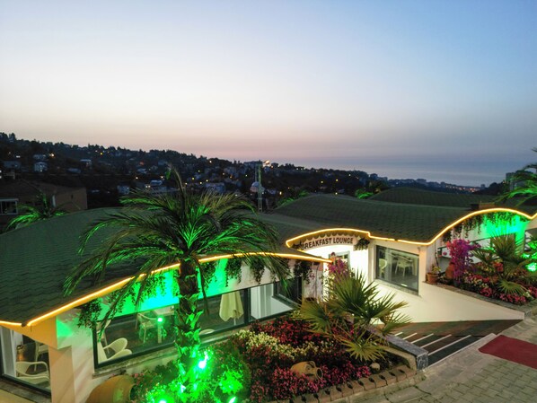 Um salão de café da manhã com vista para uma área residencial.