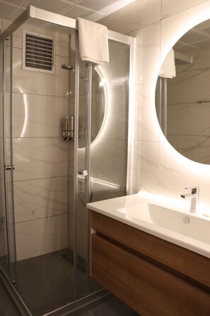Quarto Triplo Standard | Casa de banho | Um polibã, um chuveiro fixo, artigos de higiene pessoal grátis 