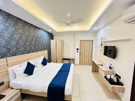 Quarto casal standard | Roupas de cama premium, frigobar, escrivaninha